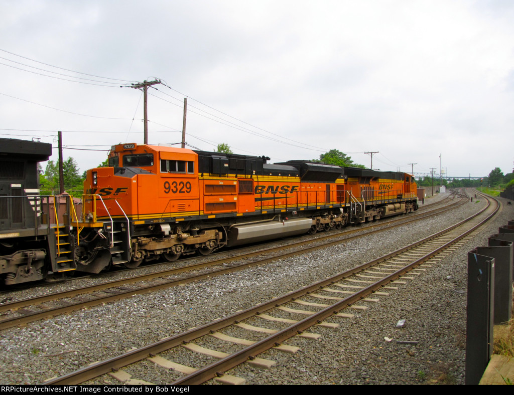 BNSF 9329 and 6262